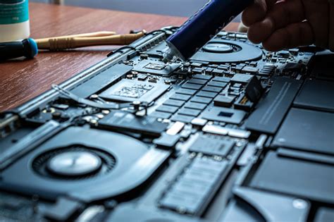 엔지니어 기술자 남자 업그레이드 및 유지 보수 디지털 Pc 솔루션은 전자 하드웨어를 서비스합니다 기술 칩 장비 수리 Stem