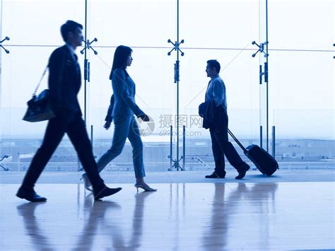 Asian商业界人士在机场候机楼内行走高清图片下载 正版图片505485454 摄图网