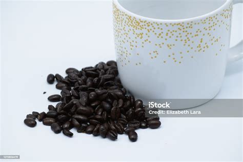 흰색 배경에 대한 흰색 커피 컵어두운 구운 커피 콩의 클로즈업 0명에 대한 스톡 사진 및 기타 이미지 0명 구이 마시기 Istock
