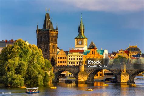 체코 프라하의 찰스 브리지 프라하 체코 찰스 브리지 및 올드 타운 타워 블타바 강과 찰스 브리지 세계 여행 관광 및 관광의 개념
