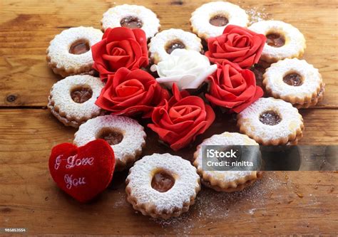심장 모양의 전통적인 알제리 Linzer 살구 잼 쿠키와 소박한 나무 휴일에 빨간색 흰색 꽃 가루 설탕에 대한 스톡 사진 및 기타 이미지 Istock