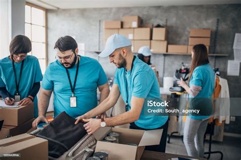 자선 푸드 뱅크에 기부 상자를 포장하는 다양한 자원 봉사자 Giving Tuesday에 대한 스톡 사진 및 기타 이미지 Giving Tuesday 고무장화 공동체