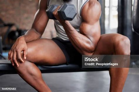 체육관 남자 운동 및 스포츠 센터에서 역도 피트니스 및 보디 빌딩을 위해 덤벨로 이두근 훈련 힘 근육 및 남자 보디 빌더 팔은 신체적 신체 및 목표 운동에 무게를 둡니다