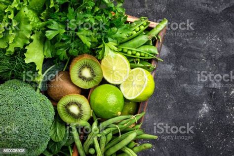 녹색 야채 배경입니다 브로콜리 시금치 키 위 상 추 파 슬 리 딜 어두운 콘크리트 테이블에 아스파라거스 콩 신선한 정원 생성 감귤류 과일에 대한 스톡 사진 및 기타 이미지