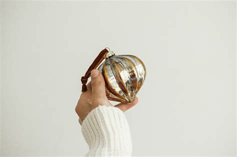 흰색 배경에 크리스마스 빈티지 장식품을 들고 손 즐거운 성탄절 겨울 방학 준비 세련된 보블로 크리스마스 트리를 장식합니다 대기 시간 변덕스러운 배너 개념에 대한 스톡 사진