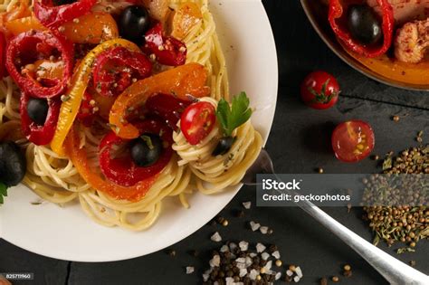 건강 하 고 맛 있는 저녁 식사 닭 튀김된 치즈 향신료와 어두운 슬레이트 배경에 신선한 야채와 함께 이탈리아 스파게티 0명에 대한 스톡 사진 및 기타 이미지 Istock