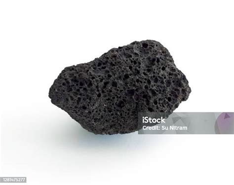 흰색 배경에 고립 된 다공성 검은 화산 암석 용암 돌 경석 또는 독특한 모공을 가진 화산 경석은 흰색으로 고립되어 있습니다 닫습니다 화산암에 대한 스톡 사진 및 기타 이미지