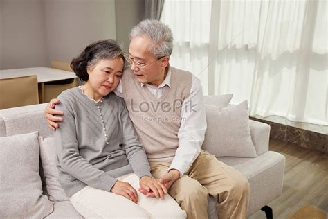 아내를 위로하는 늙은 할아버지 사진 무료 다운로드 Lovepik