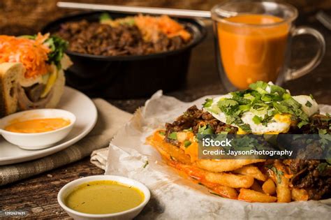 김치는 한국식 쇠고기 불고기 그릇 햄 헤드 치즈 바베큐 돼지 고기 샌드위치 나무 테이블에 타이 아이스 티로 튀깁니다 0명에 대한 스톡 사진 및 기타 이미지 Istock