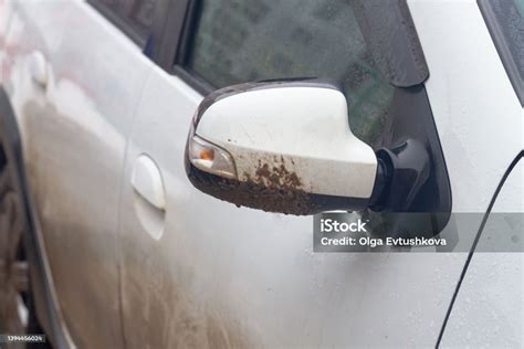 하얀 차의 사이드 미러는 봄이나 여름에 비오는 날씨에 흙으로 덮여 있습니다 가리기에 대한 스톡 사진 및 기타 이미지 가리기 거리 거울 Istock