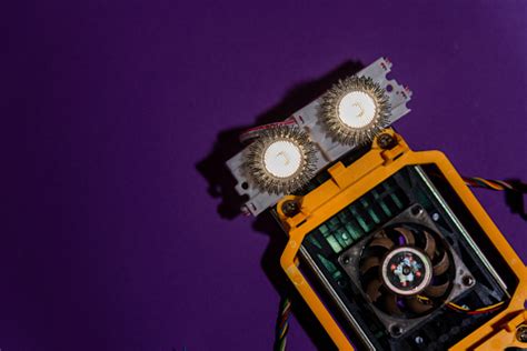 손으로 만든 로봇은 Arduino 플랫폼에 평평하게 놓여 있습니다 Diy Ai 증기 어두운 보라색 배경입니다 어린이와 청소년 로봇 공학 및 전자 공학을 위한 줄기 교육