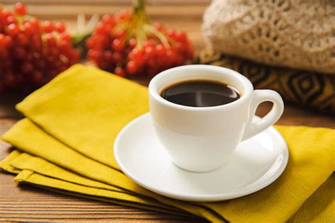 가을 작곡 뜨거운 커피 한 잔 장식용 작은 집 호박 양초 책 나무 테이블에 따뜻한 스웨터 계절에 따라 따뜻한 아침 커피 아늑한 인테리어 장식 가을에 대한 스톡 사진 및 기타