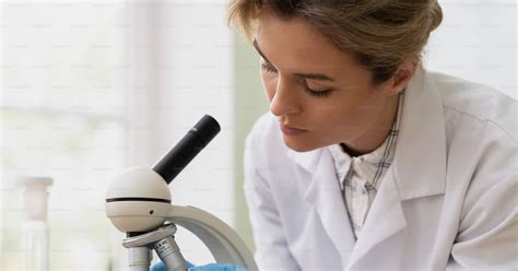여성 과학자가 연구 작업 중 실험실에서 현미경을 사용하고 있다 사진 Unsplash의 라트비아 이미지