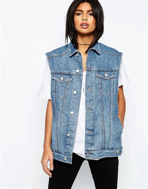 С чем носить женский джинсовый жилет модные образы с удлиненными вариантами как украсить