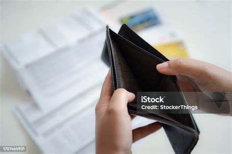재정 상황의 상징적 표현 종이 지폐와 신용 카드에 놓여 있는 빈 지갑 가계에 대한 스톡 사진 및 기타 이미지 가계 가죽 개념 Istock