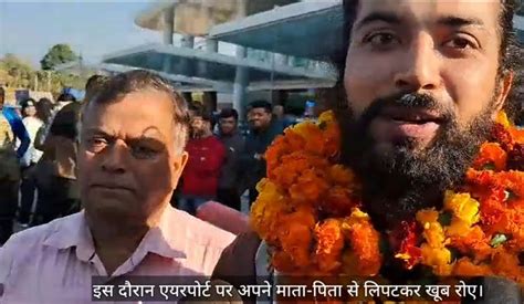 Bigg Boss 17 एलिमिनेट होने के बाद देहरादून लौटे अनुराग डोभाल एयरपोर्ट पर माता पिता को देख हुए