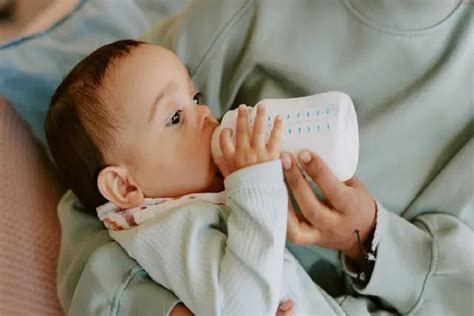 نوزاد رباتیکی که شیر خوردن نوزاد واقعی را شبیه‌سازی می‌کند ایسنا