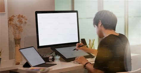 그래픽 태블릿으로 프로젝트를 진행하는 젊은 전문 사진 작가 사진 Unsplash의 태국 이미지