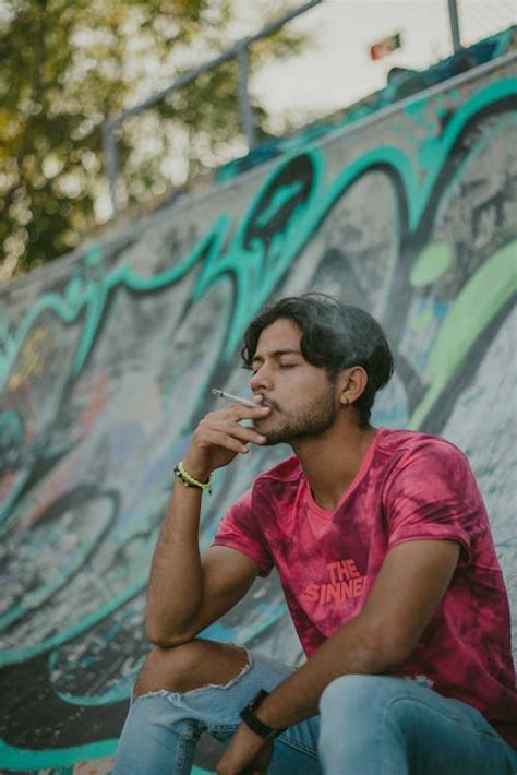 가벼운 가을 공원 나무 남자 남자 연기 담배 남자 흡연 담배 밈 남자 흡연 시가 밈 남자 흡연 태도 남자 흡연 태도 상태 남자 흡연과 웃음 밈 남자