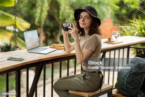 야외에서 카페에서 사진 카메라를 사용하여 모자를 쓴 행복한 예쁜 여자 25 29세에 대한 스톡 사진 및 기타 이미지 25 29세 개념 공휴일 Istock