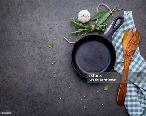 어두운 돌 배경에 빈 오래 된 무 쇠 Skille 스테이크 개념 복사 공간을 만들기 위한 재료입니다 각종 허브와 양념 로즈마리 세이 지 베이 잎 바 질 마늘 및 후추의 열매
