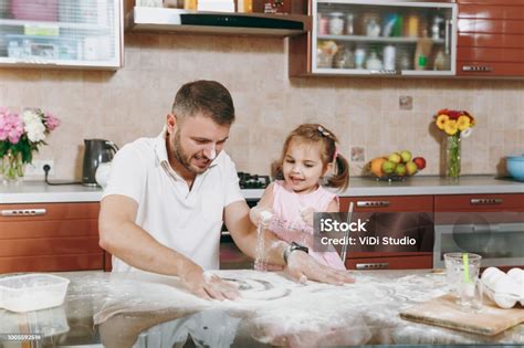 어린 아이 소녀 남자와 연극 그리고 부엌 테이블에서 흩어져 밀가루에 그립니다 행복 한 가족 아빠 자식 딸 요리 음식 주말 아침에 쿠키 아버지의 날 휴일입니다 부모 어린