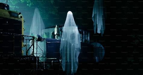 기차 옆에 서 있는 유령 같은 사람들 사진 Unsplash의 할로윈 이미지