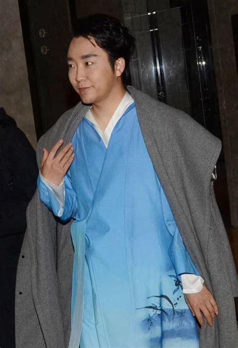 歌手李玉剛身著袈裟腳穿僧鞋現身上海某酒店皈依佛家成真？ 每日頭條