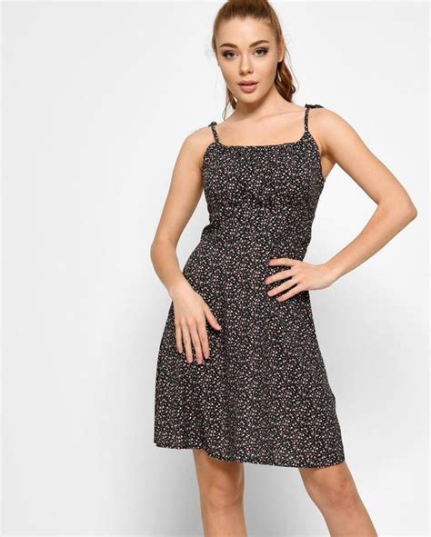 Чорне плаття в квіточку — ціна 899 грн у каталозі Короткі сукні Купити жіночі речі за доступною