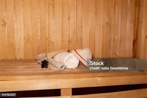 전통적인 오래된 러시아 목욕탕 Spa 개념 인테리어 세부 사항 핀란드 사우나 스팀 룸 전통적인 사우나 액세서리 세트 세면 타월 아로마 오일 스쿱 느낌 시골 마을 목욕 개념을
