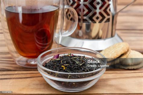 나무 테이블에 마른 찻잎 차 한잔 주전자가 있는 유리 작은 그릇 0명에 대한 스톡 사진 및 기타 이미지 0명 건강한 식생활 건조한 Istock