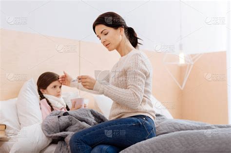 儿童 女人 温度计 半身像 家庭生活 光 过度劳累 健康保健工作人员 乌克兰