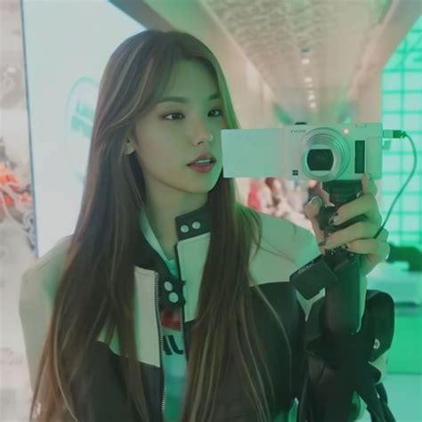 Pin By M E On Itzy Itzy Selfie Poses Vocalist