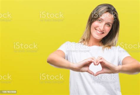 심장 기호와 손으로 모양을 보여주는 사랑에 웃 고 고립 된 배경 위에 젊은 아름 다운 여자 낭만적인 개념입니다 개념에 대한 스톡 사진 및 기타 이미지 Istock