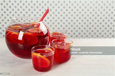 하얀 나무 테이블에 맛있는 향기로운 펀치 음료의 안경과 그릇 텍스트를 위한 공간 0명에 대한 스톡 사진 및 기타 이미지 0명 가을 감귤류 과일 Istock