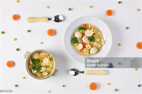 어린이 메뉴 닭고기 미트볼 야채 수프와 만두 옥수수 수프를 곁들인 접시 구성 0명에 대한 스톡 사진 및 기타 이미지 0명