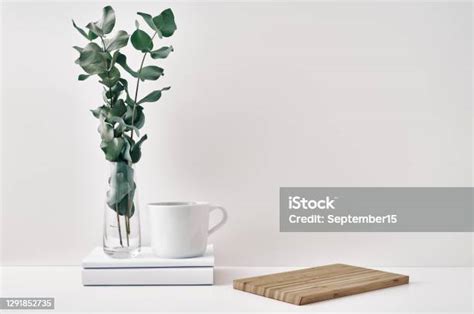 머그잔 책 더미 나무 판 유칼립투스 가지가 있는 투명한 화병 실내 장식 미니멀리즘의 친환경 소재 복사 공간 모의 0명에 대한 스톡 사진 및 기타 이미지 Istock