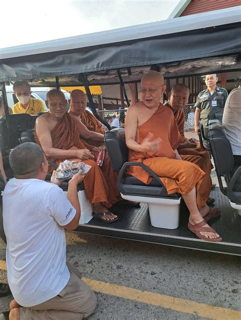 ถวายรองเท้าพระราชวชิรญาณโกศล หลวงปู่บุญมี ธัมมรโต วัดป่าศรัทธาถวาย วัดถ้ำเต่า มาทำบุญที่วัดป่า