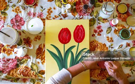 집에서 그림을 그리는 여성의 손과 페인트 할 재료로 가득 찬 테이블의 최고 보기 집에서 그림을 그립니다 노인에 대한 스톡 사진 및 기타 이미지 Istock