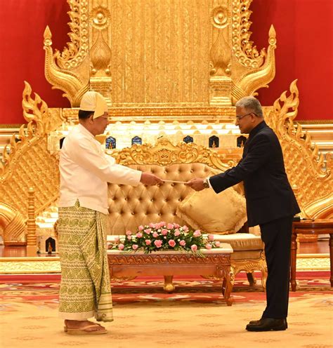 နိုင်ငံ‌တော်စီမံအုပ်ချုပ်ရေးကောင်စီဥက္ကဋ္ဌ နိုင်ငံတော်ဝန်ကြီးချုပ် ဗိုလ်ချုပ်မှူးကြီး မင်းအောင်လ