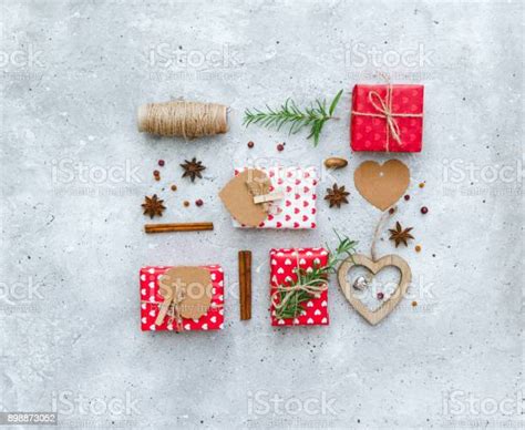Nflat 빈티지 배경 위에 선물 상자와 하트로 구성을 하다 발렌타인의 하루입니다 태그와 마음을 선물 한다 개념에 대한 스톡 사진 및 기타 이미지 Istock