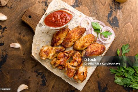 보드 상단 전망에 토마토 소스와 붉은 양파를 곁들인 닭 날개 꼬치 0명에 대한 스톡 사진 및 기타 이미지 0명 고기 구이 Istock