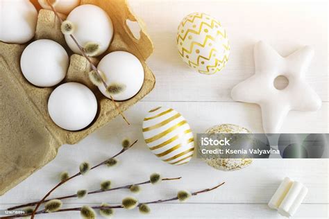 화창한 부활절 아침 버드 나무 가지와 흰색 테이블 클로즈업 상단 보기에 별 모양의 유리 진저 브레드와 골판지 상자에 페인트 및 페인트 치킨 계란 0명에 대한 스톡 사진 및