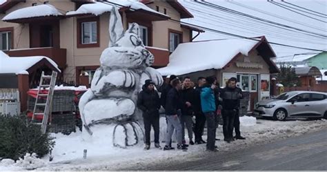 Румънци направиха Великденски заек от сняг Видео