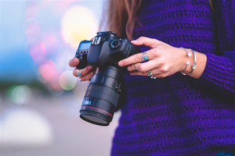 세련된 캐주얼 여행자 사진 작가 여자는 유럽 도시를 산책하는 동안 디지털 Dslr 카메라와 Slr 렌즈로 사진을 찍는다 관광에 대한 스톡 사진 및 기타 이미지 Istock