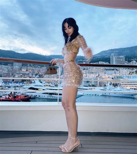 블랙핑크 리사 과감 노출 의상 입고 슬랜더 몸매 자랑 완벽 S라인 눈길