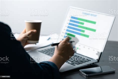 노트북의 비즈니스 데이터 분석 성공적인 계획 및 전략을 위한 재무 차트 그래프 보고서 전문 직장 전략적 의사 결정을 위한