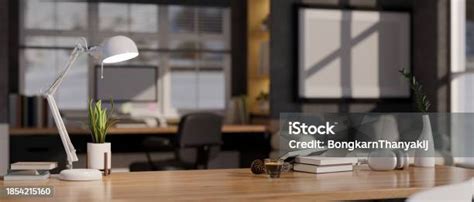 테이블 램프 책 화분 헤드폰이 있는 사무실 책상은 현대적인 사무실에 있습니다 책상에 대한 스톡 사진 및 기타 이미지 책상 사무실 배경 주제 Istock