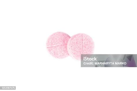 백색 배경에 고립 된 알 약 치료의 개념 비타민 알약 감기팩 0명에 대한 스톡 사진 및 기타 이미지 0명 건강관리와 의술 과학 Istock