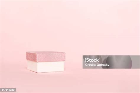 선물과 함께 축제 분홍색 배경입니다 발렌타인 데이 해피 여성의 날 어머니의 날 생일 결혼식 크리스마스 복사 공간 배너 전단지 0